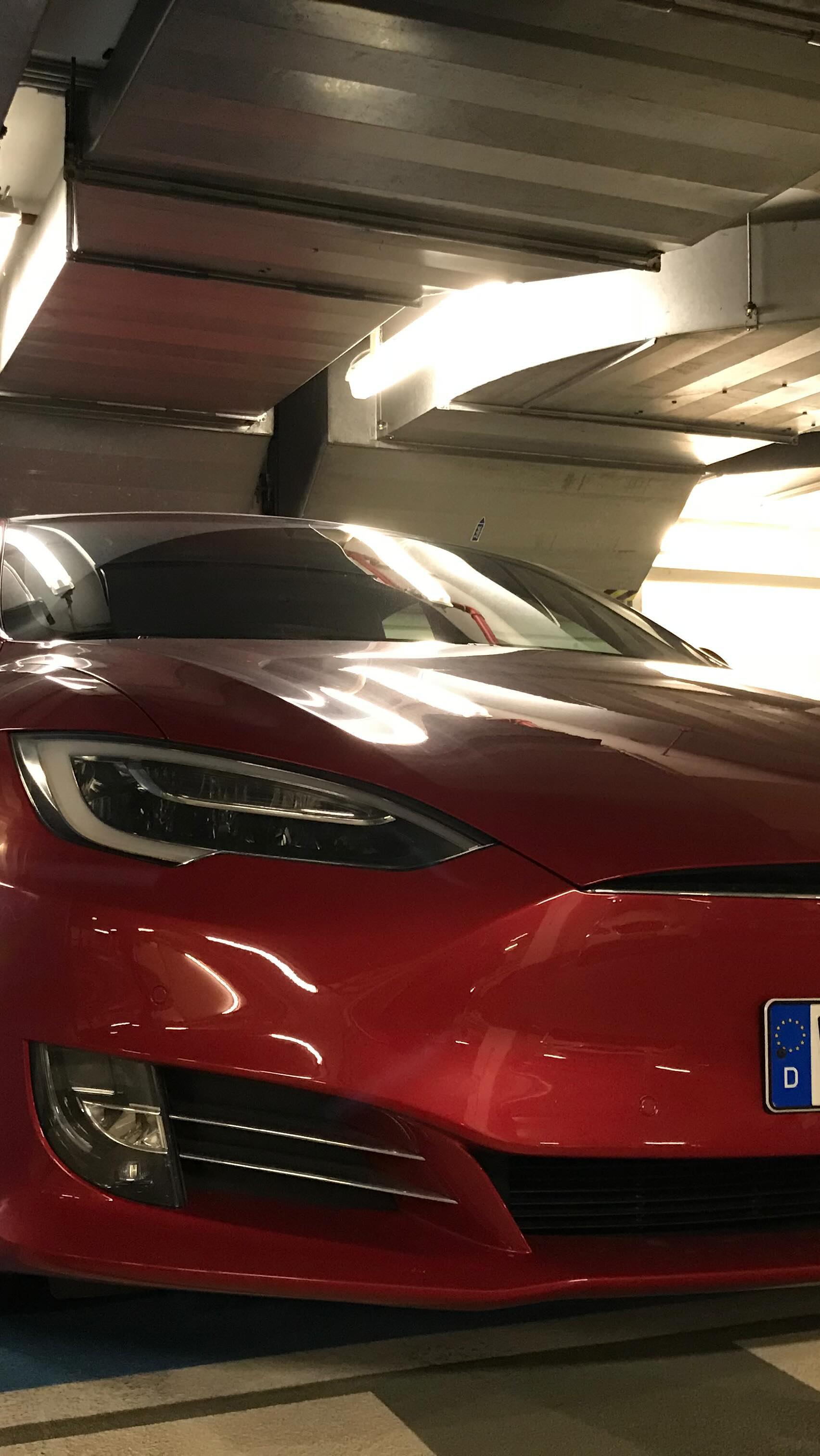 Tesla fliegt über Brabus Teststrecke - So teuer ist eine Bodykit ...