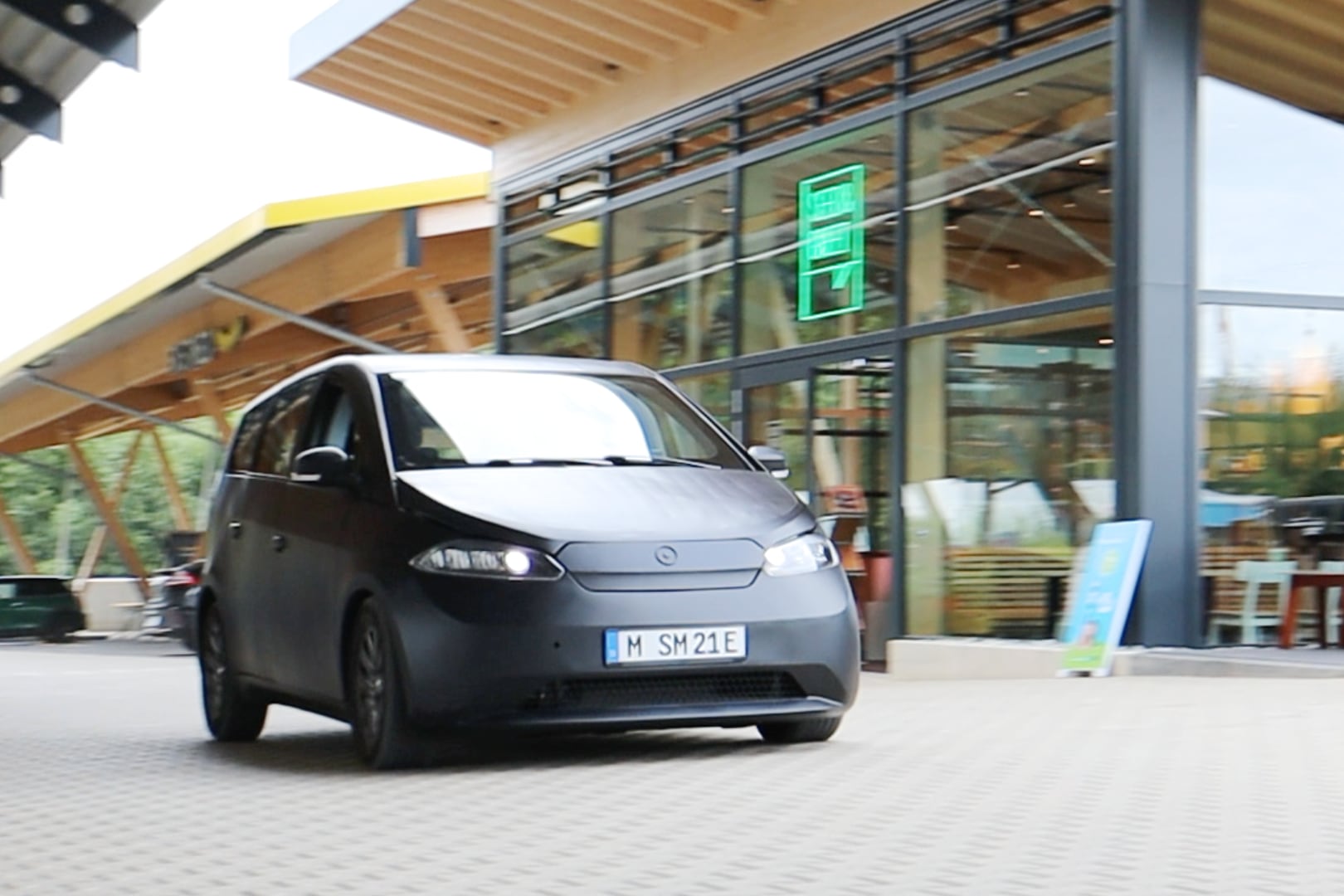 Solar-Auto Sion lädt sich selbst - Probefahrt des Sono Motors am Seed ...